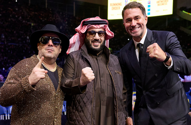 Who was the man in sunglasses in between Eubank Jr and Benn?